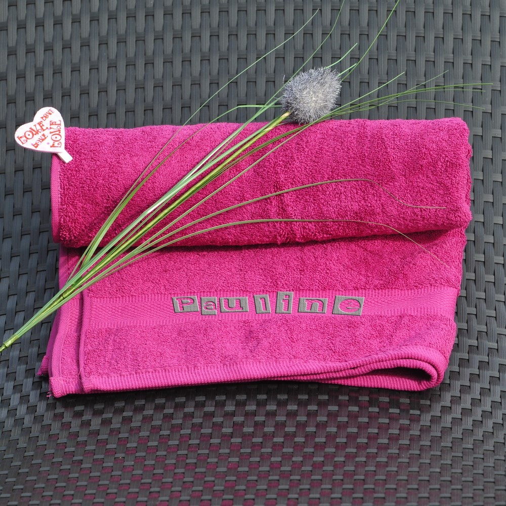 Serviette brodée avec un prénom couleur framboise, cadeau brodé Serviette brodée avec un prénom couleur framboise, cadeau brodé